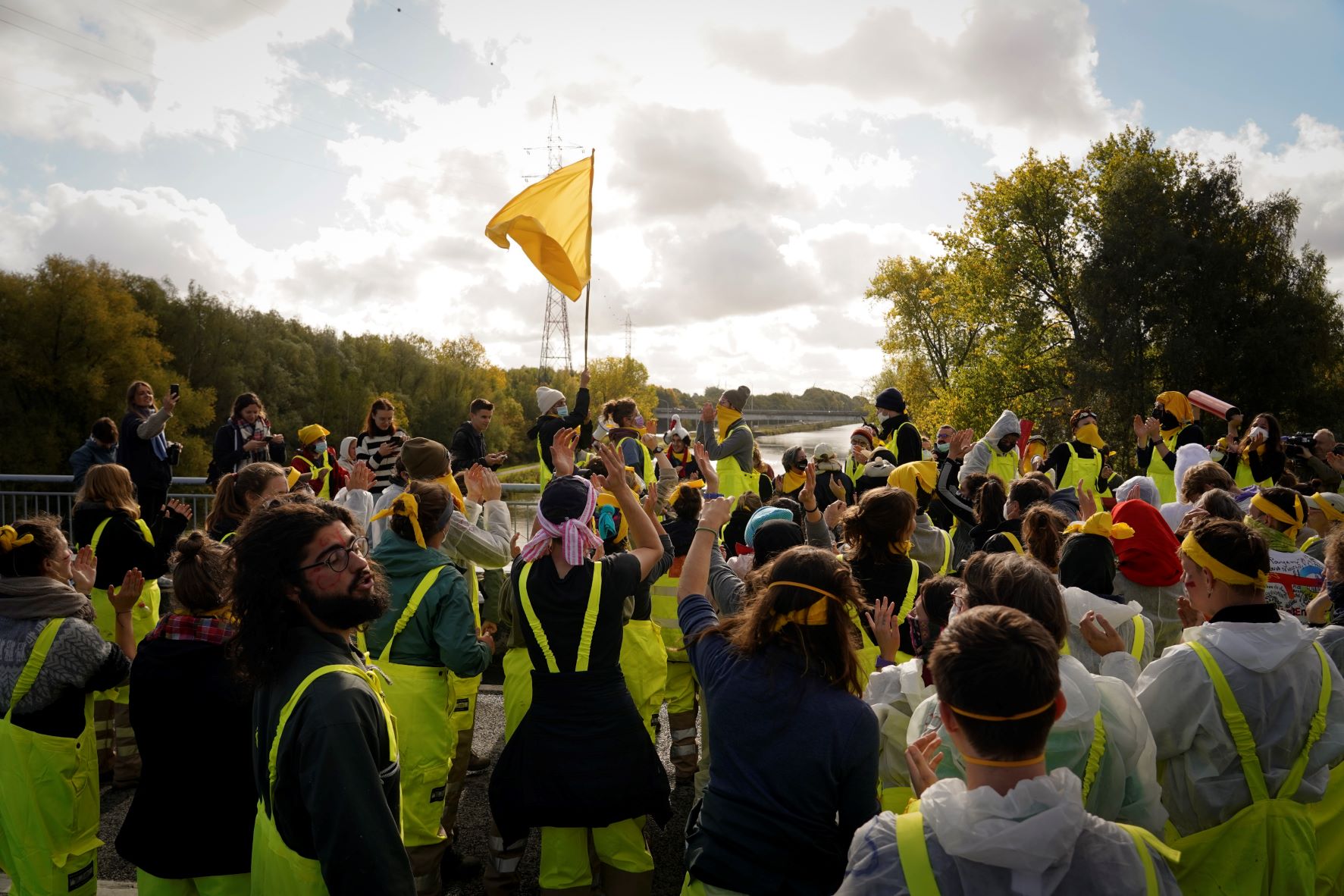 CODE ROUGE: un millier de citoyen·nes ont bloqué 2 sites de ...