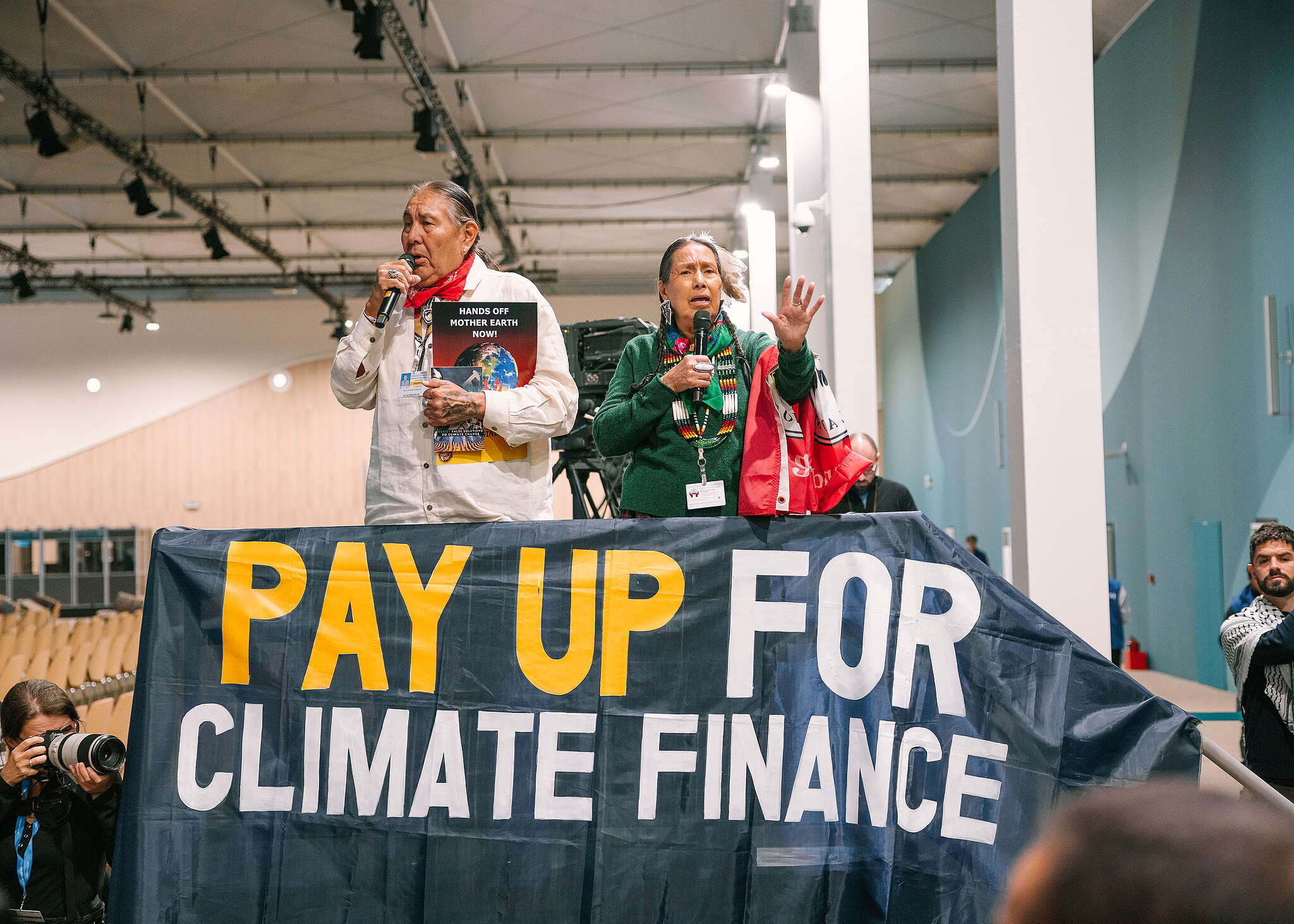 CODE ROUGE: un millier de citoyen·nes ont bloqué 2 sites de ...