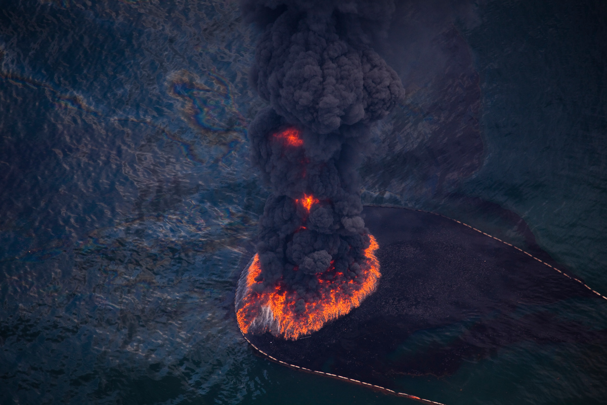 Burning Oil from Oil Rig Disaster - Greenpeace Brasil