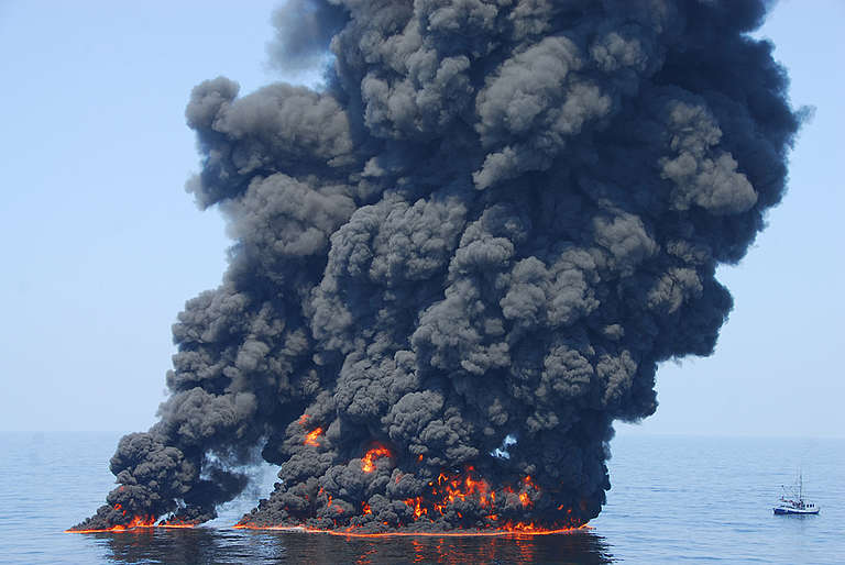 Oil Spill Ocean Burning in Mexico - Greenpeace Brasil