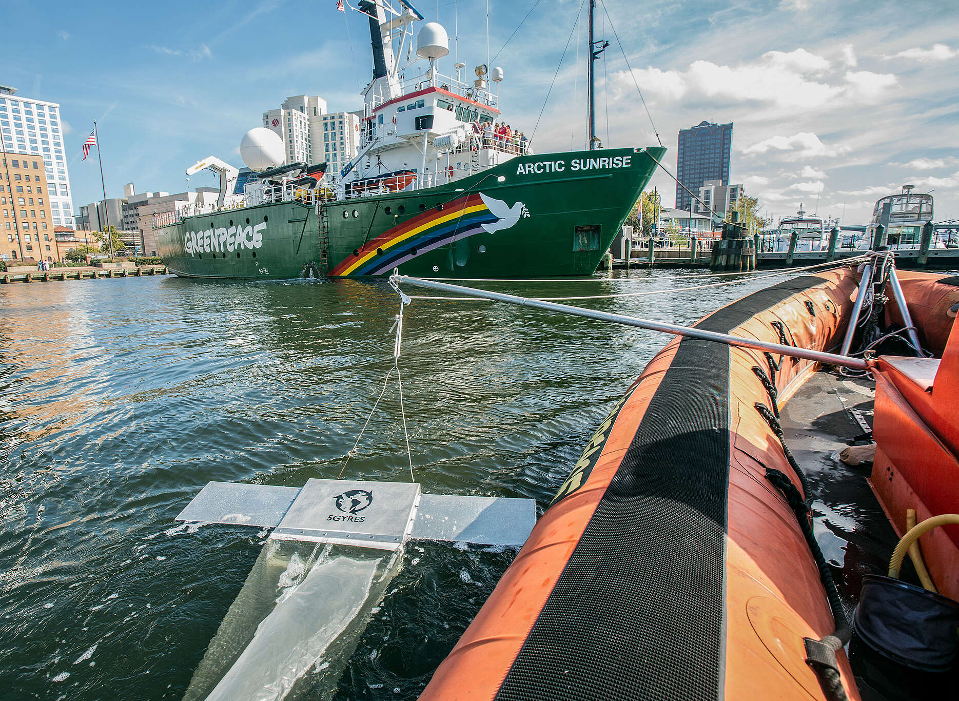 Alerta: microbios proliferan en los plásticos que flotan en el océano ...