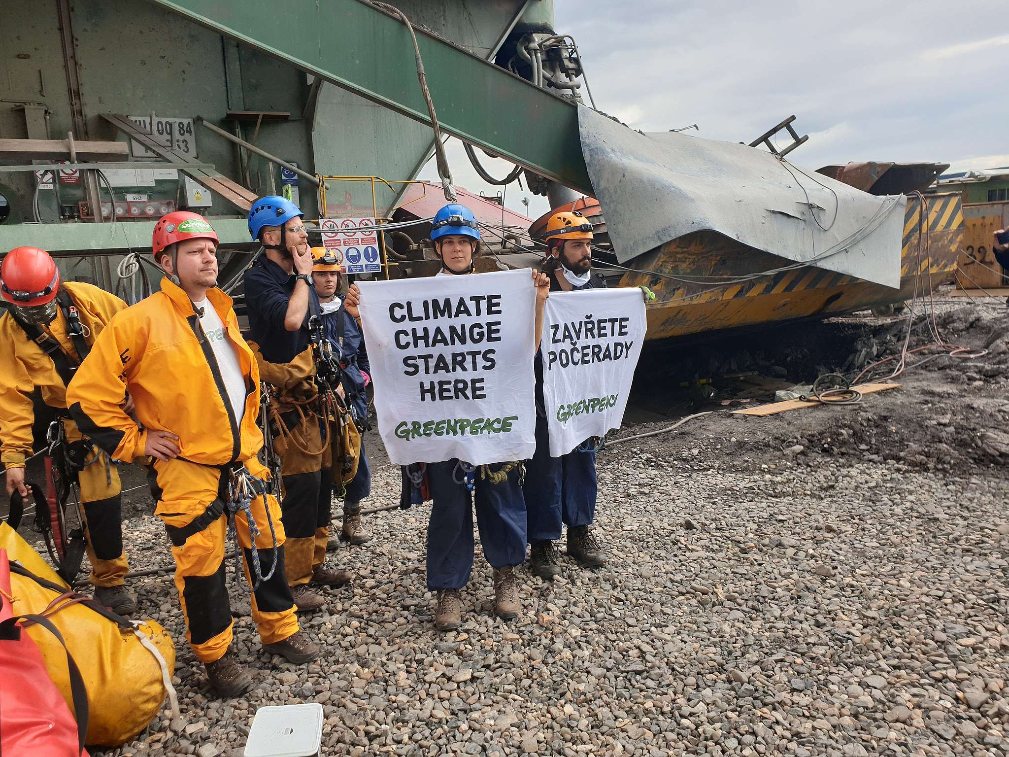 Protest Greenpeace na rypadle skončil. Aktivisté mimo jiné i pouštěli ...