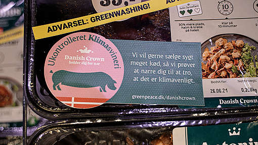 Aktivister mærker Danish Crowns svinekød med advarsel om “greenwashing ...