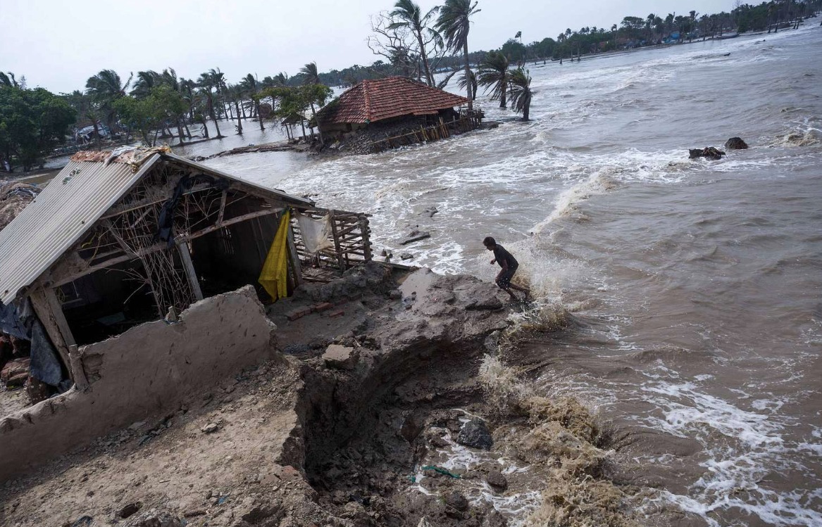 Cyclon Amphan leaves trails of destruction, hardens struggle amid COVID ...