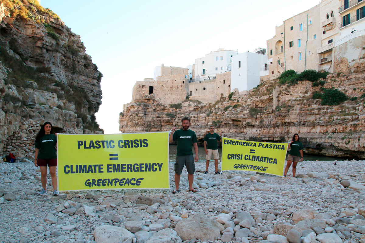 The story behind an Italian single-use plastic bottle - Greenpeace ...