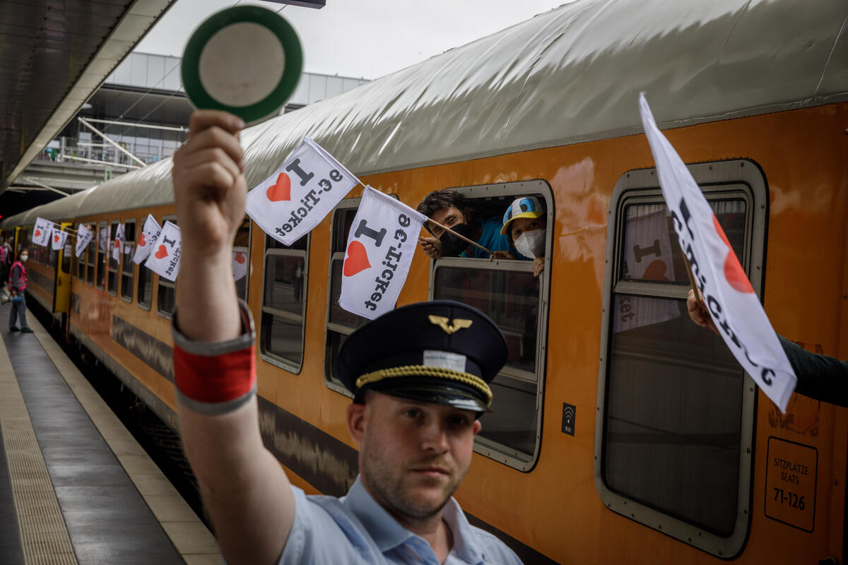 Let’s get ‘climate tickets’ for public transport on track - Greenpeace ...