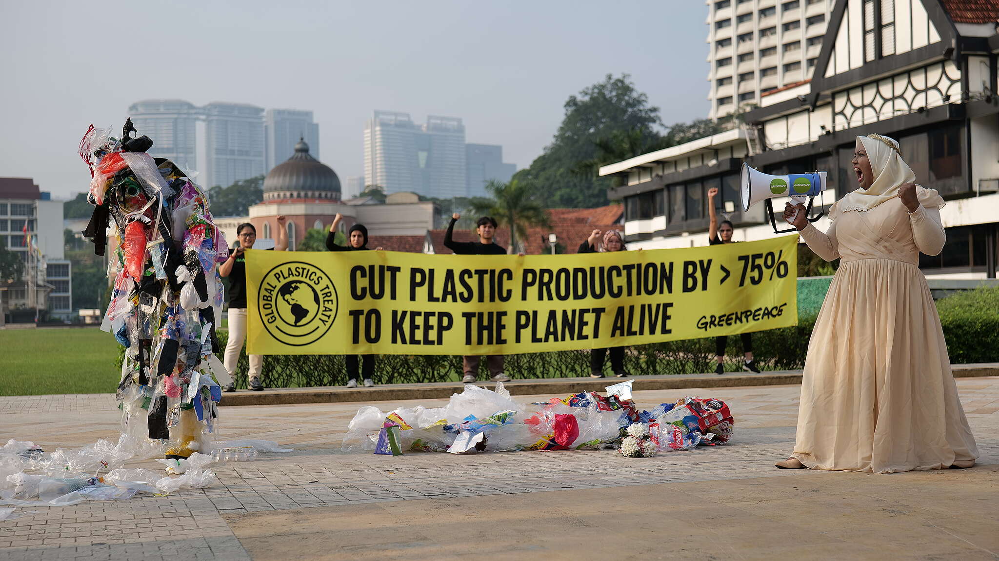 What is the problem with single-use plastics? - Greenpeace Malaysia