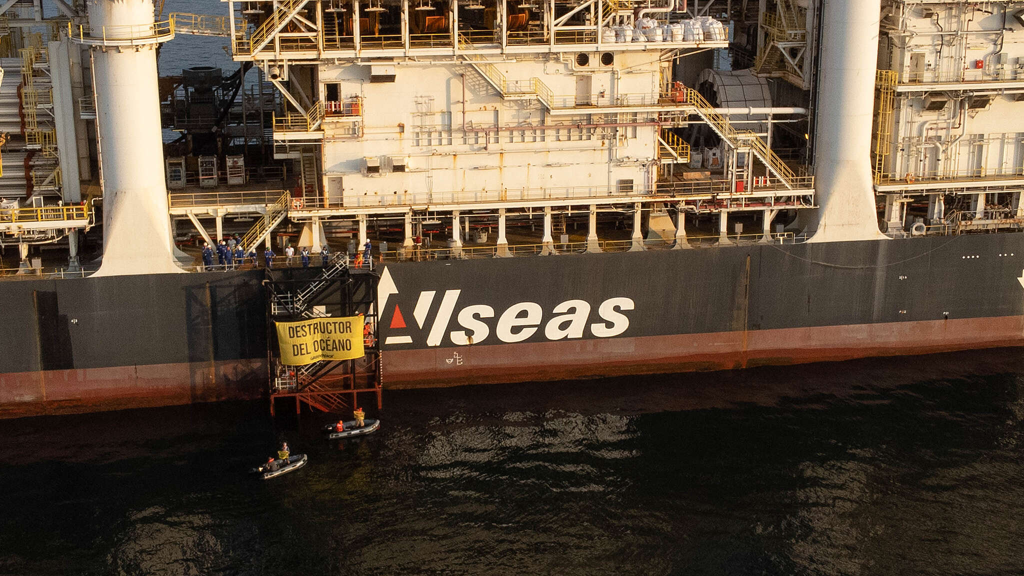 Greenpeace sube al barco minero Hidden Gem para señalar públicamente ... Greenpeace sube al barco minero Hidden Gem para señalar públicamente ...