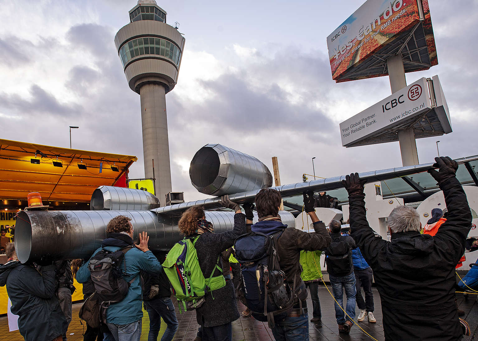 Greenpeace wil Protestival-kunstwerk aan Benschop overhandigen ...