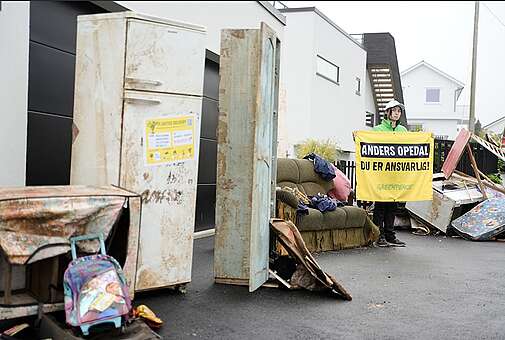 Greenpeace-aksjon: Leverte vrakrester fra flom til Equinor-sjefen ...