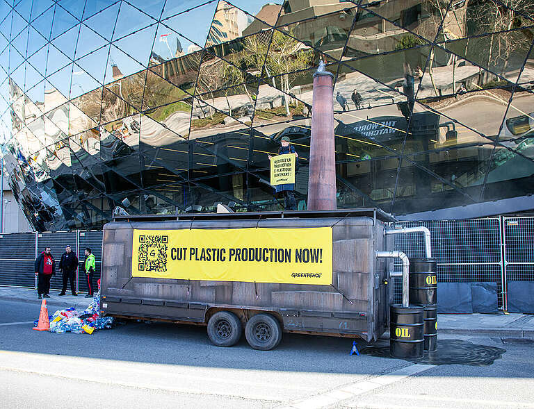 Plast er laget av olje og gass og fører til store klimagassutslipp ...