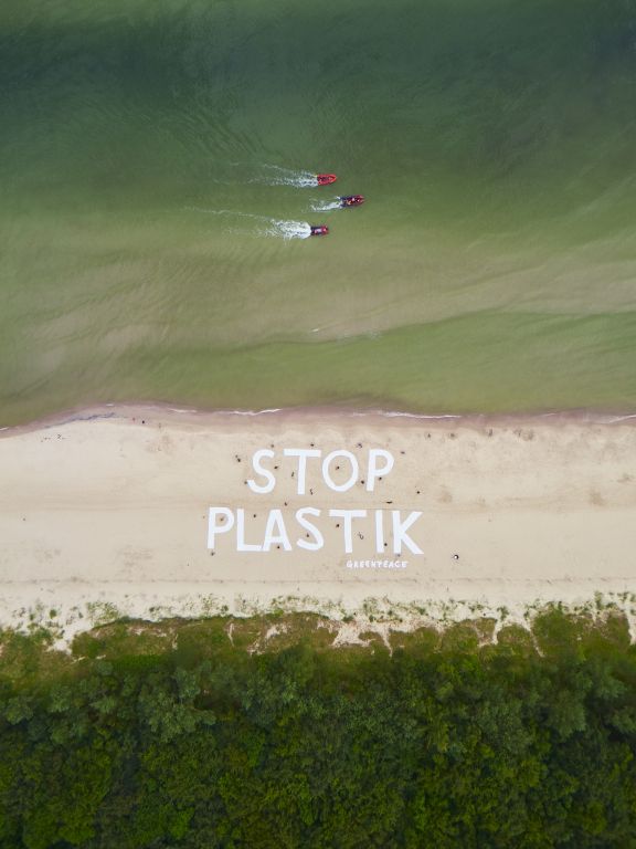 Ogromny napis na plaży w Kołobrzegu: STOP PLASTIK - Greenpeace Polska